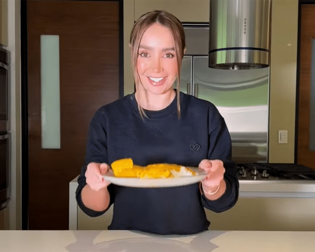 Paola Jara no se rindió e hizo una nueva versión de sudado de pollo | Confidencial Noticias