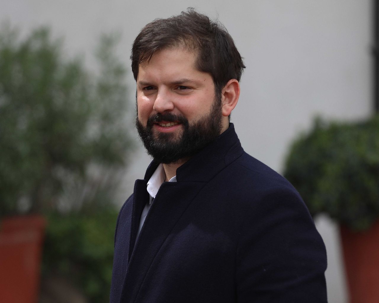 Boric insta a los extranjeros que residen de forma ilegal en Chile a ...